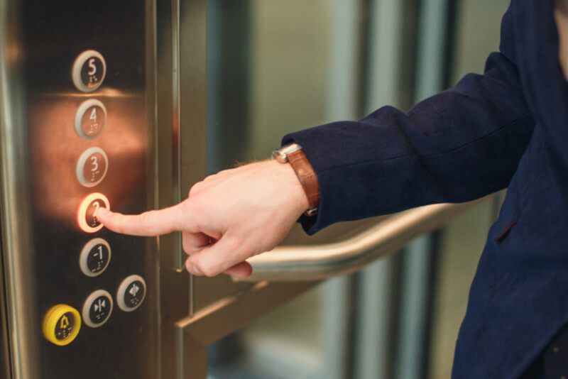 Bestens abgesichert für den Notfall im Aufzug - UNS GmbH