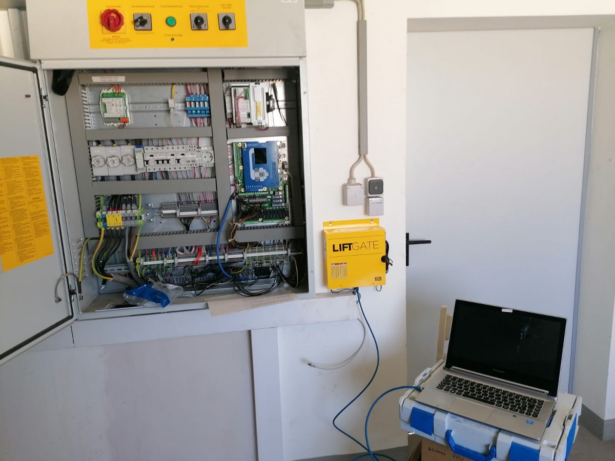 Implementierung eines IP-basierten Aufzug-Notrufsystems bei der BAUR Gruppe - UNS GmbH